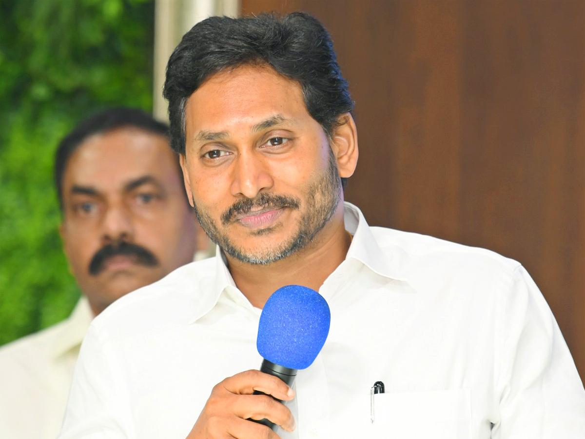 జగనే కరెక్ట్‌ అంటున్నారు.. (ఫొటోలు) | YS Jagan Meeting With Nellore YSRCP Leaders: Photos | Sakshi